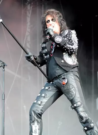 Alice Cooper fasine piblik la nan konsè li nan Madrid