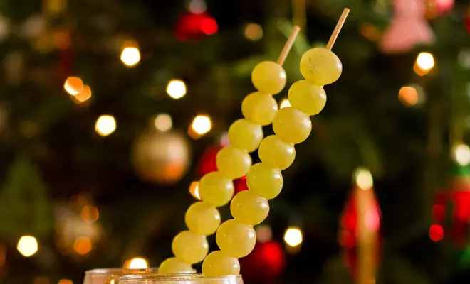 Kuinka esittää uudenvuodenaaton viinirypäleet vartaassa
