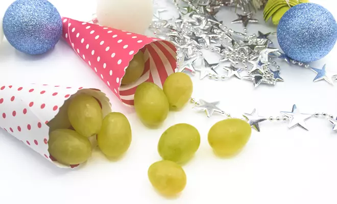 Lahjoita uudenvuodenaaton viinirypäleitä paperikäpyissä