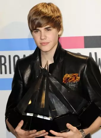 Justin Bieber gyda'r pedair gwobr a gafodd yn yr AMAs