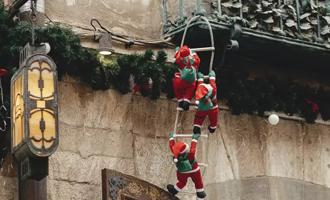 Santa Claus-figueren om jo balkon of terras by Kryst te dekorearjen