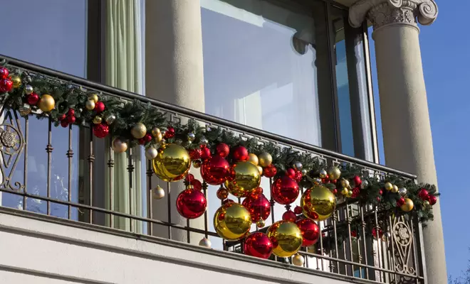 Kā izrotāt balkonu vai terasi Ziemassvētkos ar vītnēm