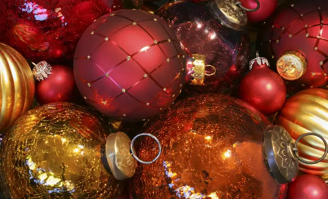 Gagasan paling apik kanggo dekorasi Natal: bal Natal