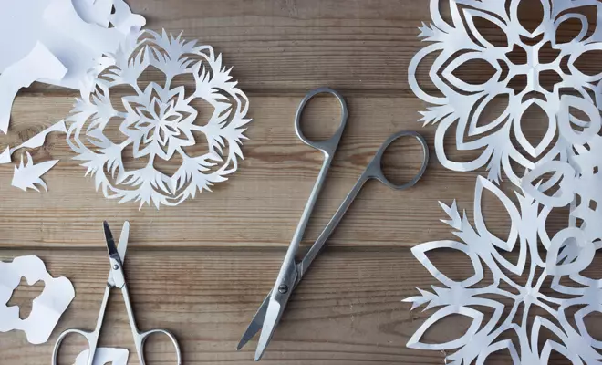 Step by step to make your own Christmas snowflakes