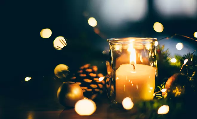 ideje za okrasitev mize za božič s svečami