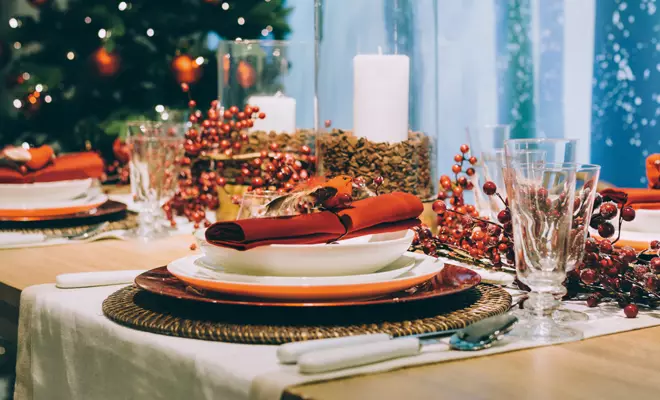 Ispod tanjura za ukrašavanje vašeg božićnog stola