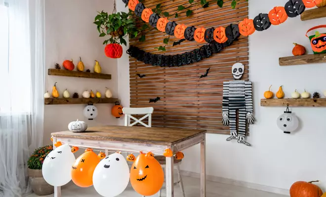 Coloca guirlandas para decorar a túa casa en Halloween