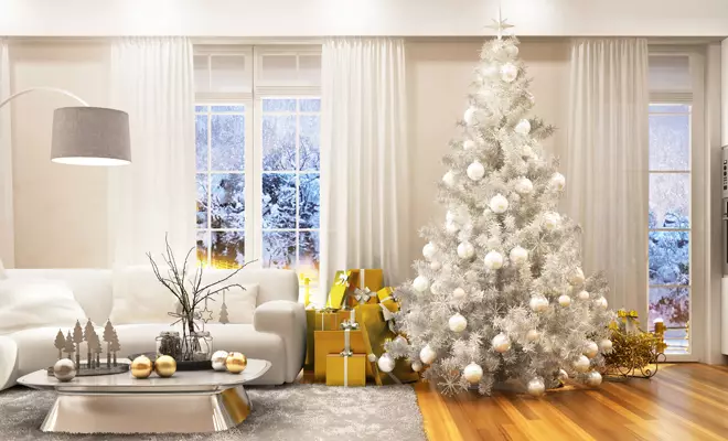 您可以将家中的装饰与白色圣诞树的装饰结合起来