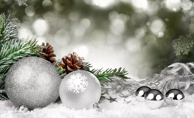 Nejlepší ozdoby kombinovat s bílým vánočním stromečkem