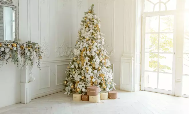 Kako ukrasiti božićno drvce u bijeloj boji?
