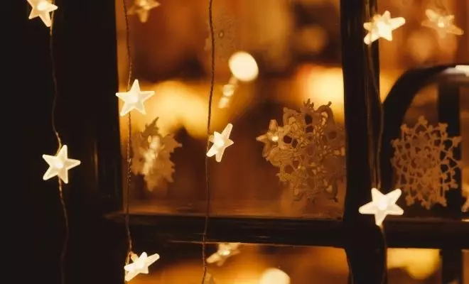 灯光、星星和花环：圣诞装饰
