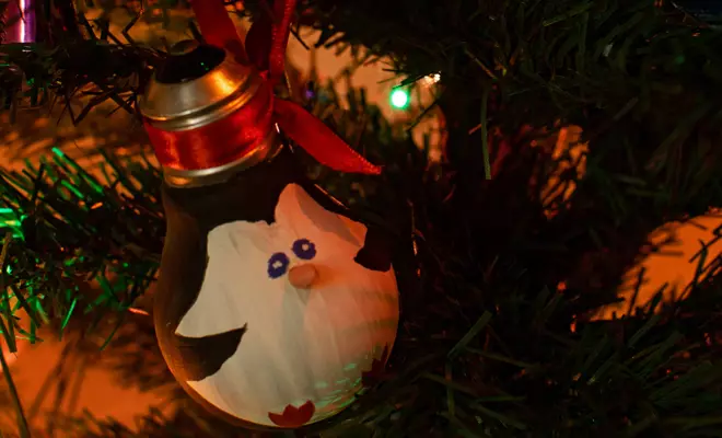 Karácsonyi dekorációként pingvint készíthetsz egy villanykörtén keresztül