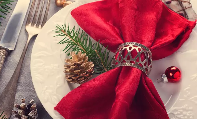 Decorate the napkins for a great Christmas table