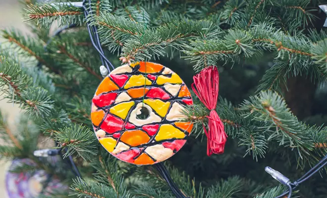 How to make Christmas decorations from CDs