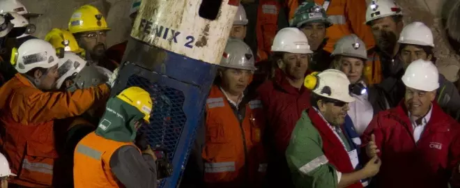 Kuva kaivostyöläisten työlästä pelastamisesta