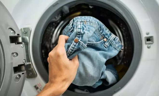 細菌やウイルスを避けるために衣服を消毒して洗う方法は？