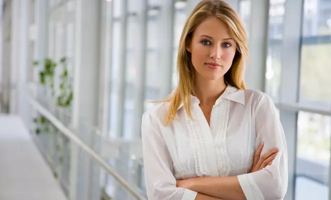 အရည်အချင်းပြည့်မီသော အမျိုးသမီးတစ်ဦးသည် အလုပ်တွင် အဘယ်ကြောင့် အောင်မြင်သနည်း။