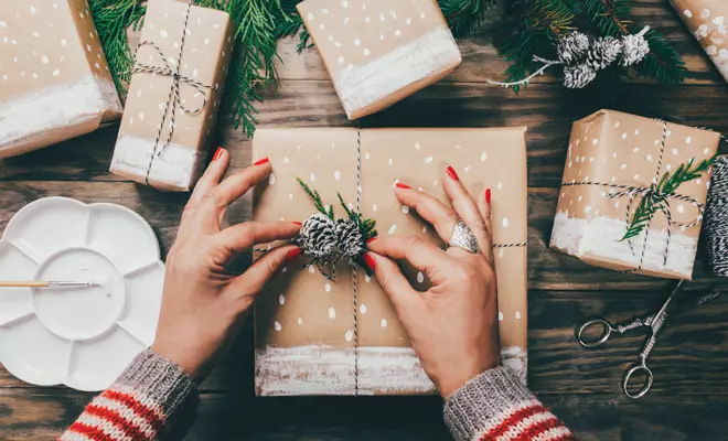 Çfarë t'i jap kunatit ose kunatës sime për Krishtlindje: 8 ide për t'u dukur bukur