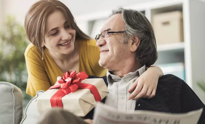Tặng gì cho bố nhân dịp Giáng sinh: ý tưởng để món quà của bạn trở nên tuyệt vời nhất