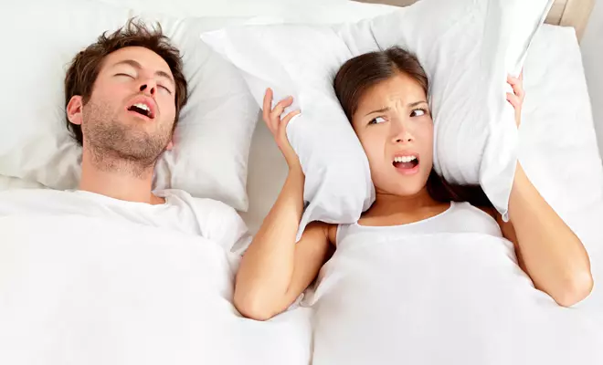 Pasangan saya berdengkur dan saya tidak tahan: apa yang perlu dilakukan untuk tidur dengan selesa sekali gus