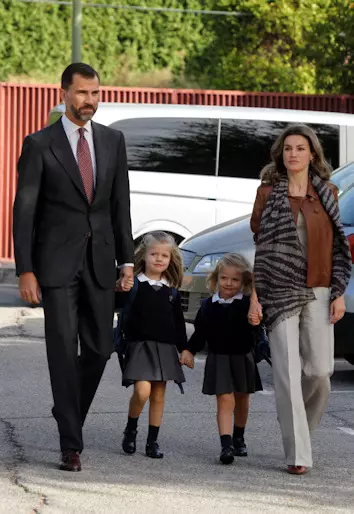 Letizia en Felipe begeleiden Leonor en Sofia naar school