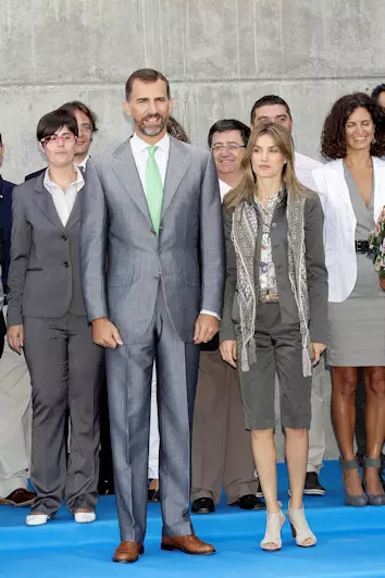 Letizia Ortiz kun pantaloneto kaj kalkanoj