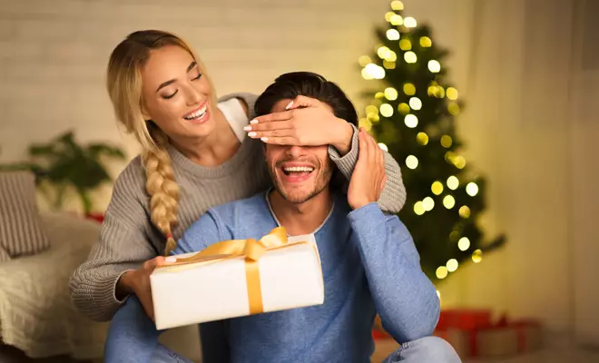 Rancangan Krismas dengan pasangan anda: sediakan hadiah yang bagus