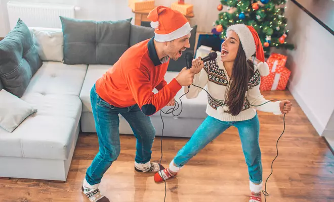 Pertaruhan karaoke di rumah sebagai rancangan Krismas dengan pasangan anda