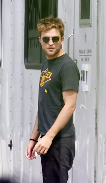 Robertas Pattinsonas filmavimo aikštelėje „Kelyje“.