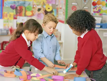 Kinder, die in der Schule spielen