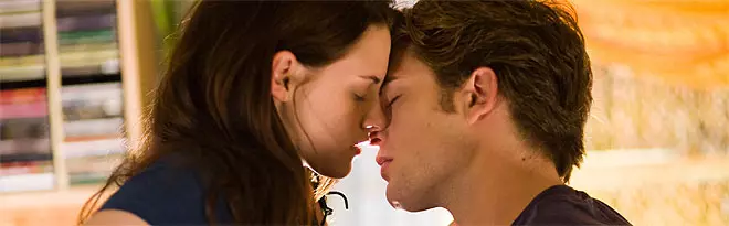 Robertas Pattinsonas ir Kristen Stewart nuogi filme „Brėkšta aušra“.