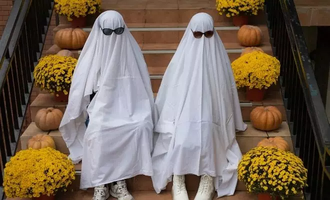 Juokingi vaiduoklių kostiumai draugams Helovyno proga