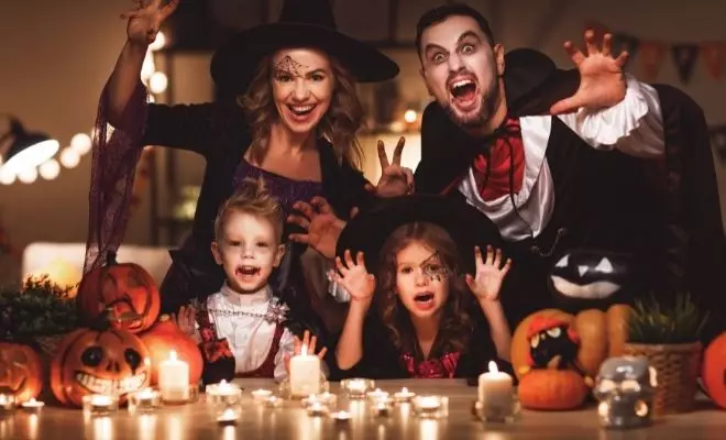 Familjedräkter för Halloween: häxor och vampyrer