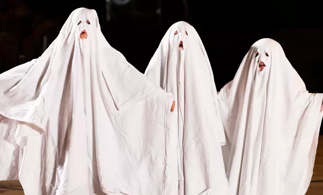 Hur man gör en spökdräkt med dina egna kläder