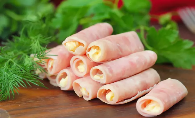Ham le cheese rolls: canapés bakeng sa Keresemese
