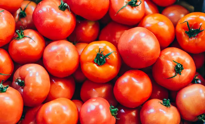 Kiel konservi tomatojn (tutajn kaj kradritajn) por ke ili ne difektu