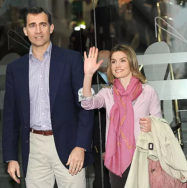 Asturias Felipe we Letizia şazadalary şa Huan Karlosa sapary wagtynda