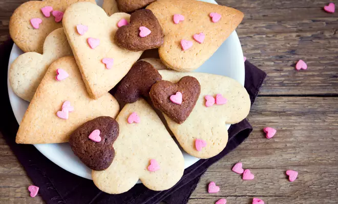 Валентин күніне арналған 5 романтикалық печенье рецепті: мен сені тәтті жақсы көремін
