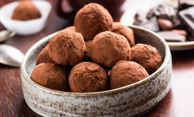 Chocolate truffles, kan ti o rọrun desaati fun keresimesi