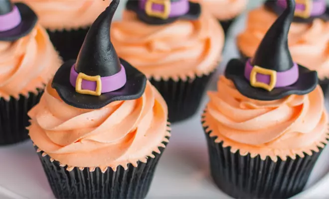 Mga resipe sa Halloween: kung giunsa paghimo ang mga cupcake sa mangkukulam