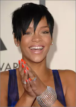 Rihanna cunhas grandes pintadas con esmalte fluorescente