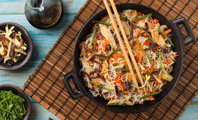 Wok recipe with noodles and vegetables