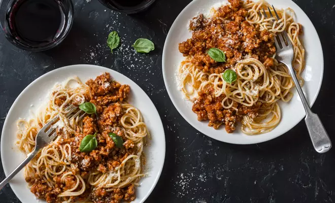 Noodle wok recipe with bolognese