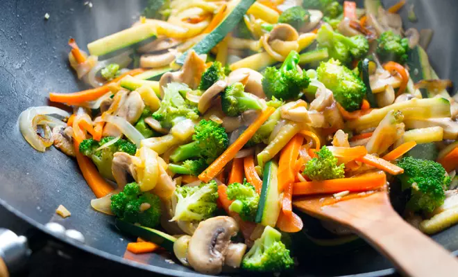 Receita de wok de verduras e cogomelos