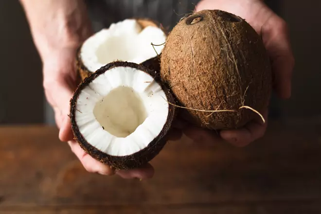 6 maklike trúkjes dy't jo net wisten om te witten as in kokosnoot ryp is