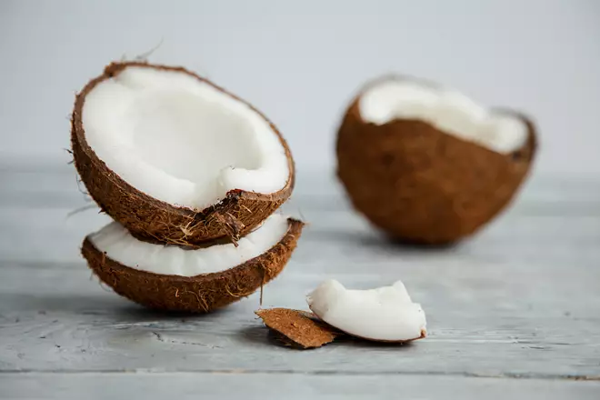 Tricks, um zu wissen, ob eine Kokosnuss reif ist