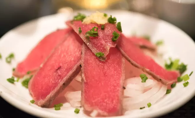 ສູດສໍາລັບການເລີ່ມຕົ້ນແລະ appetizers ສໍາລັບວັນຄຣິດສະມາດ: tuna carpaccio