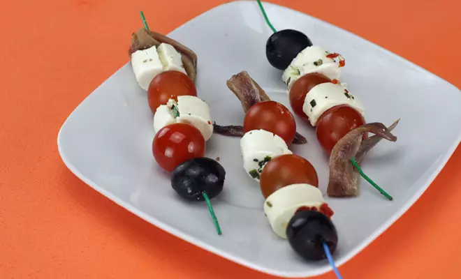Recipes for starters and appetizers for Christmas: tomato and cheese skewers
