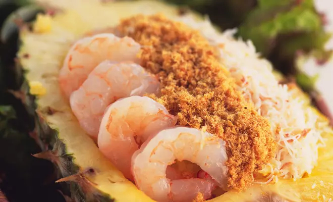Recipes for starters and appetizers for Christmas: pineapple with prawns