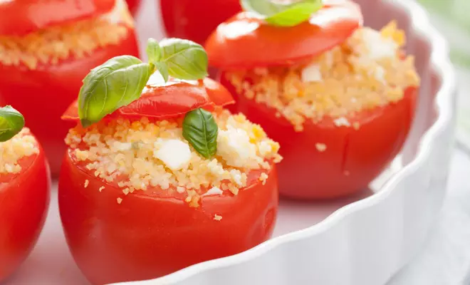 Receptoj por komencantoj kaj apetitigaĵoj por Kristnasko: tomatoj kun kuskuso